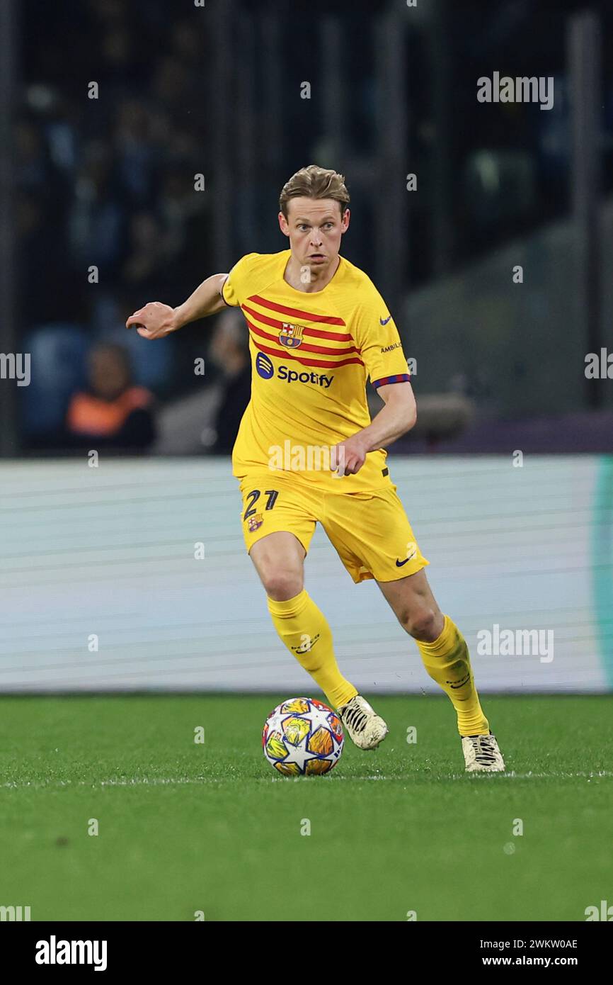 Barcellona's Dutch midfielder Frenkie de Jong controls the ball during ...