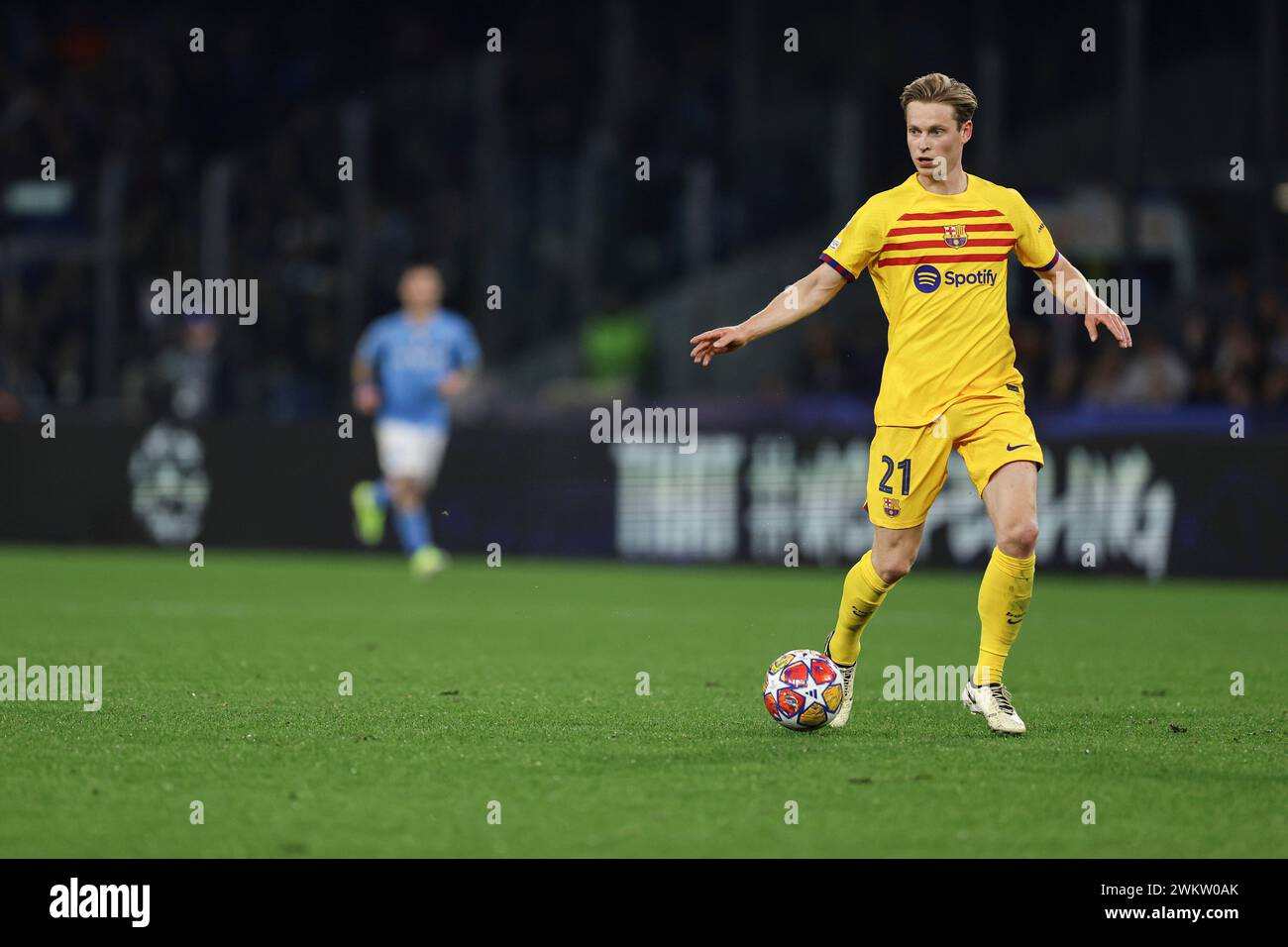 Barcellona's Dutch midfielder Frenkie de Jong controls the ball during ...