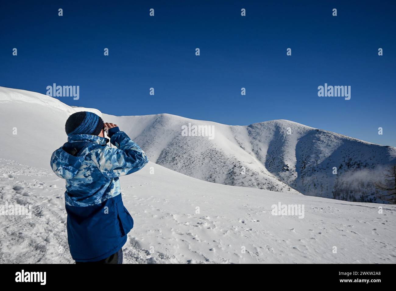 Child with binoculars snow hi-res stock photography and images - Alamy