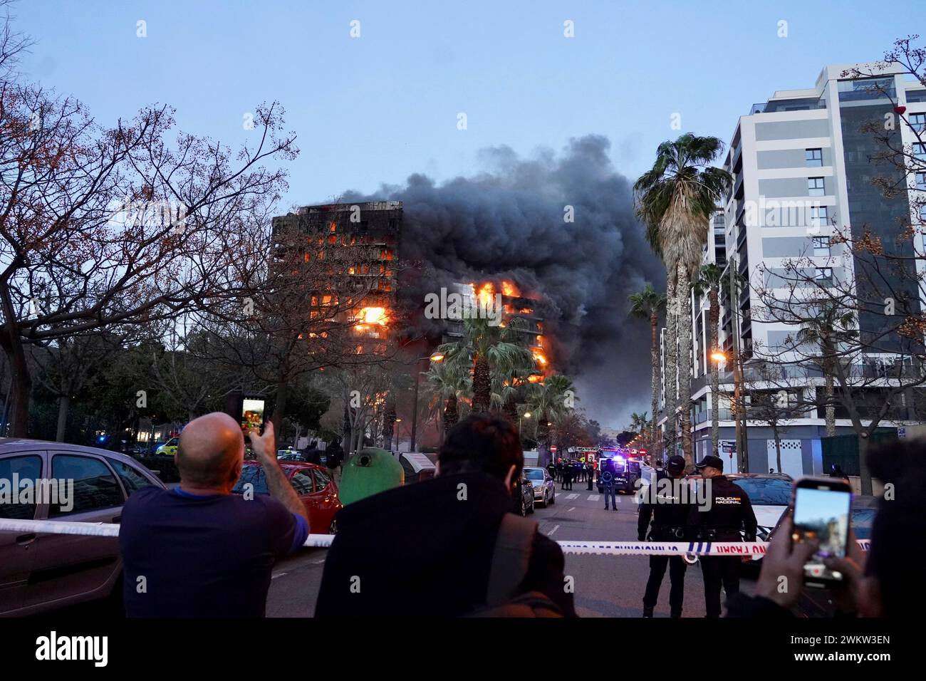 Flames devour two buildings in the Campanar neighborhood, February 22 ...