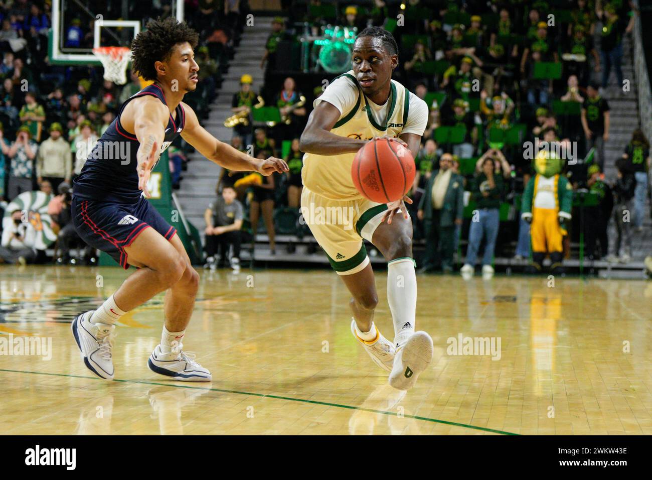 George Mason guard Baraka Okojie (3) passes the ball around Dayton ...