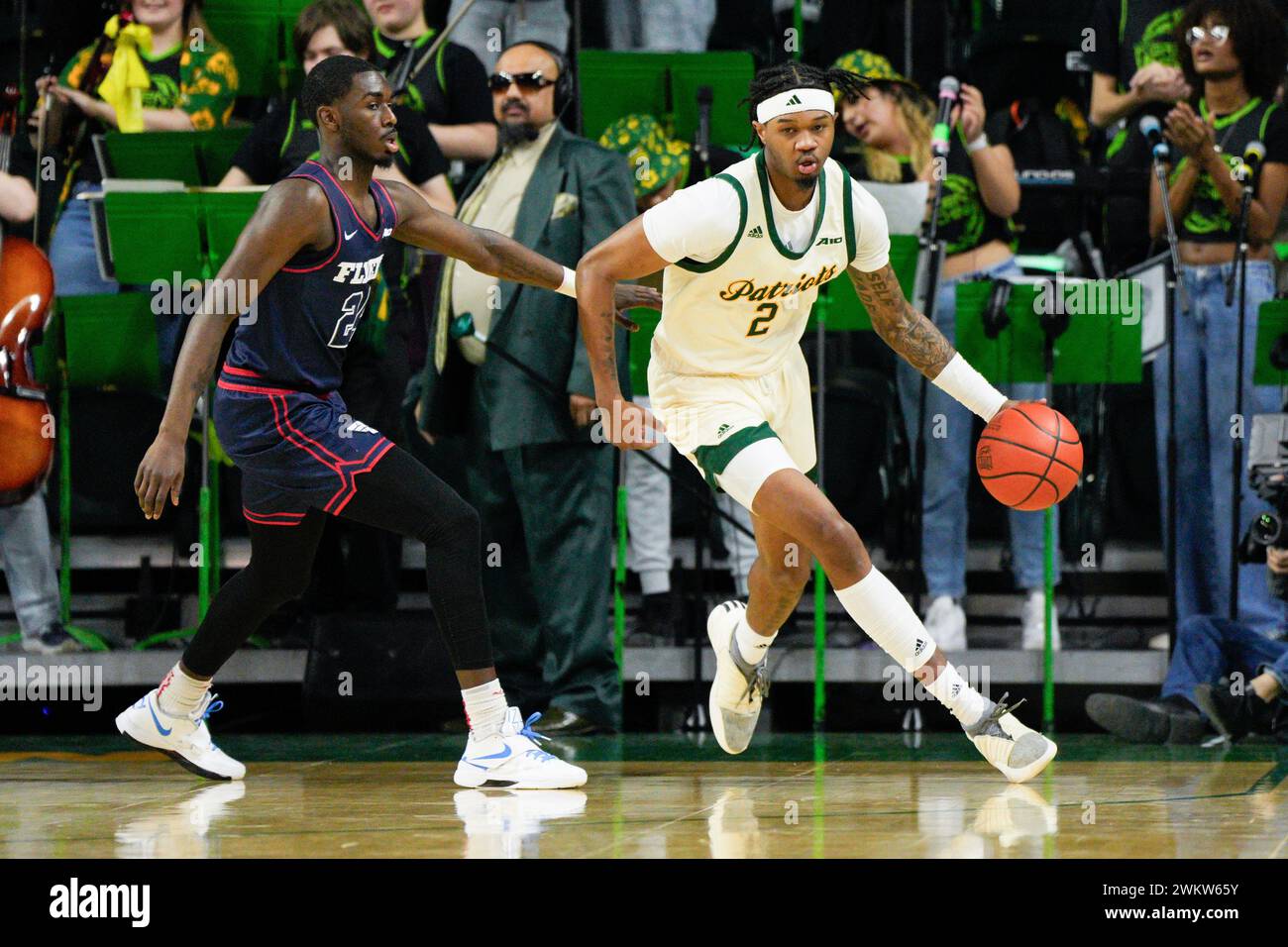 George Mason guard Woody Newton (2) dribbles the ball as Dayton guard ...