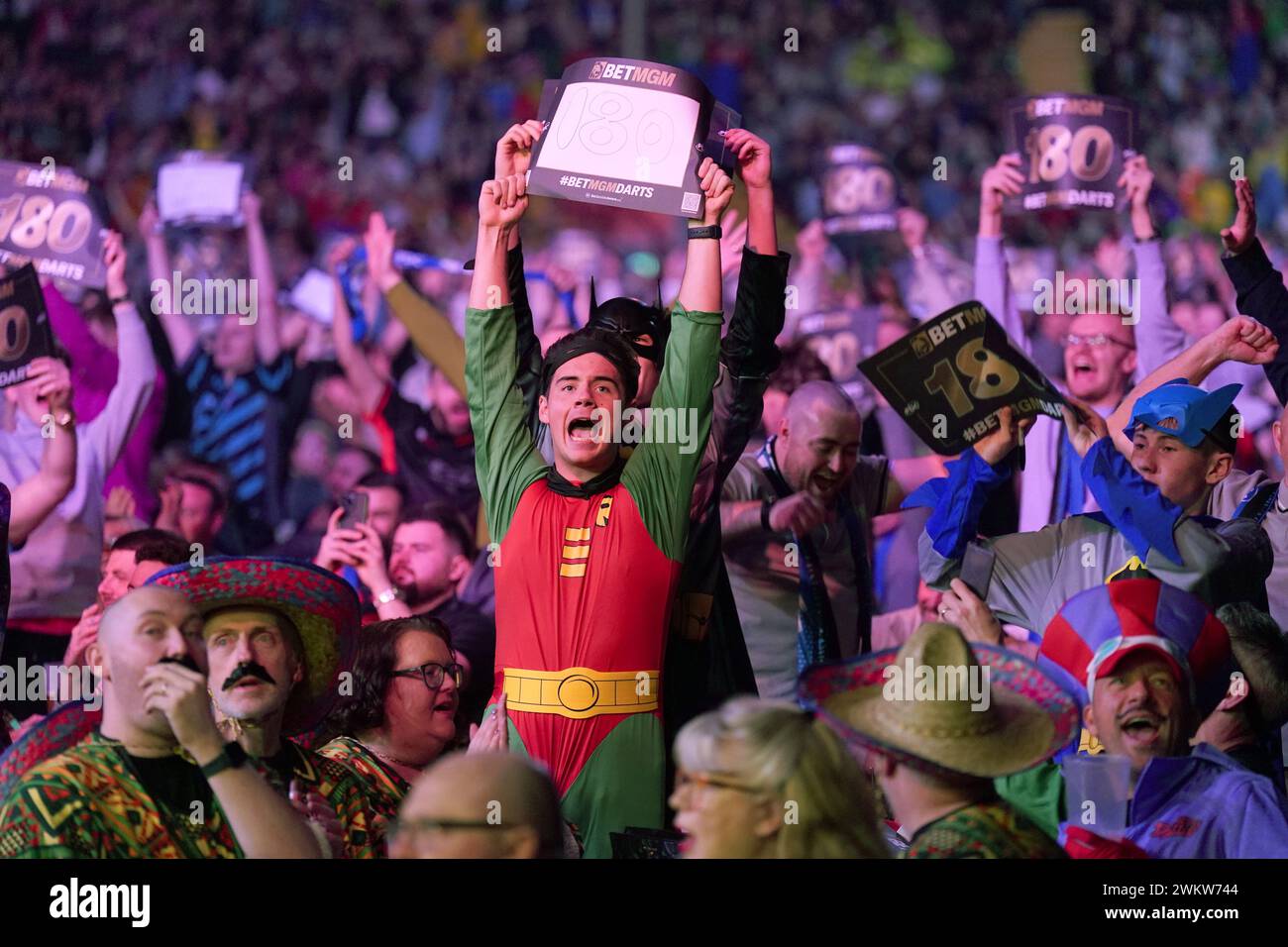 Darts crowd hi-res stock photography and images - Alamy