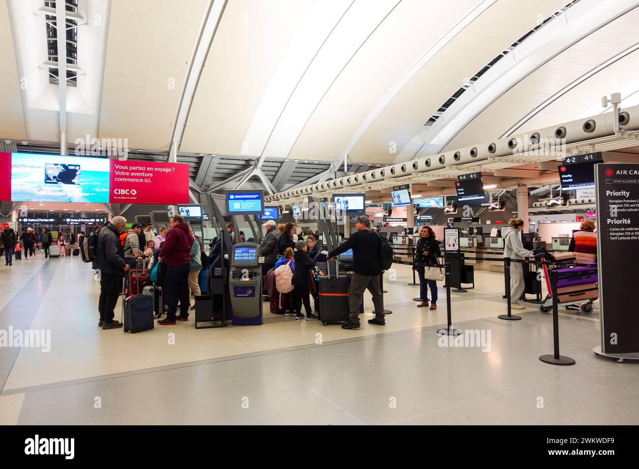 Check in kiosks hi-res stock photography and images - Alamy