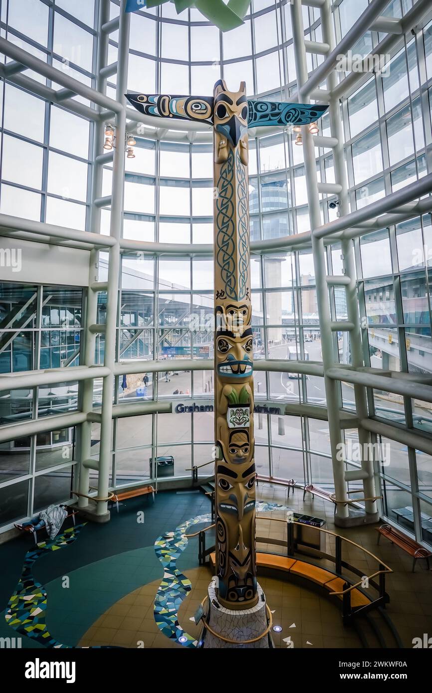 "Celebration of Flight" by Don Yeomans, a totem pole created as a ...