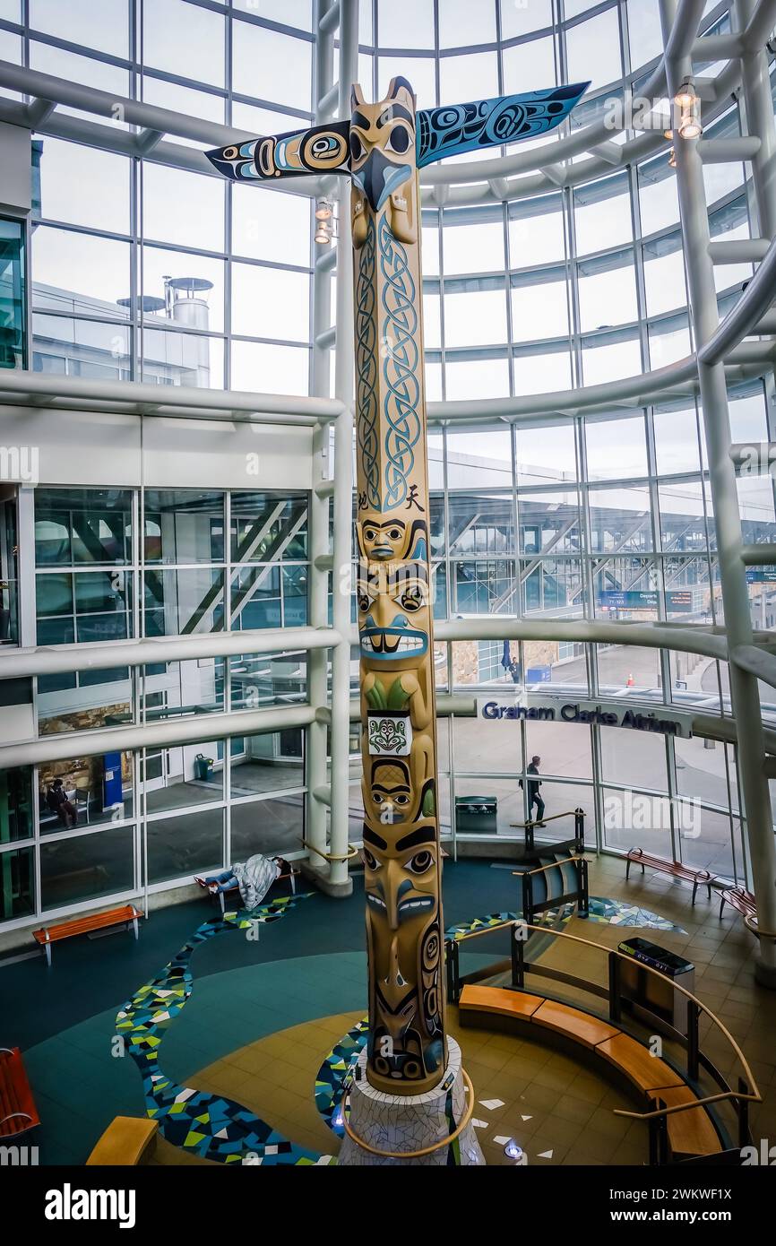 "Celebration of Flight" by Don Yeomans, a totem pole created as a ...