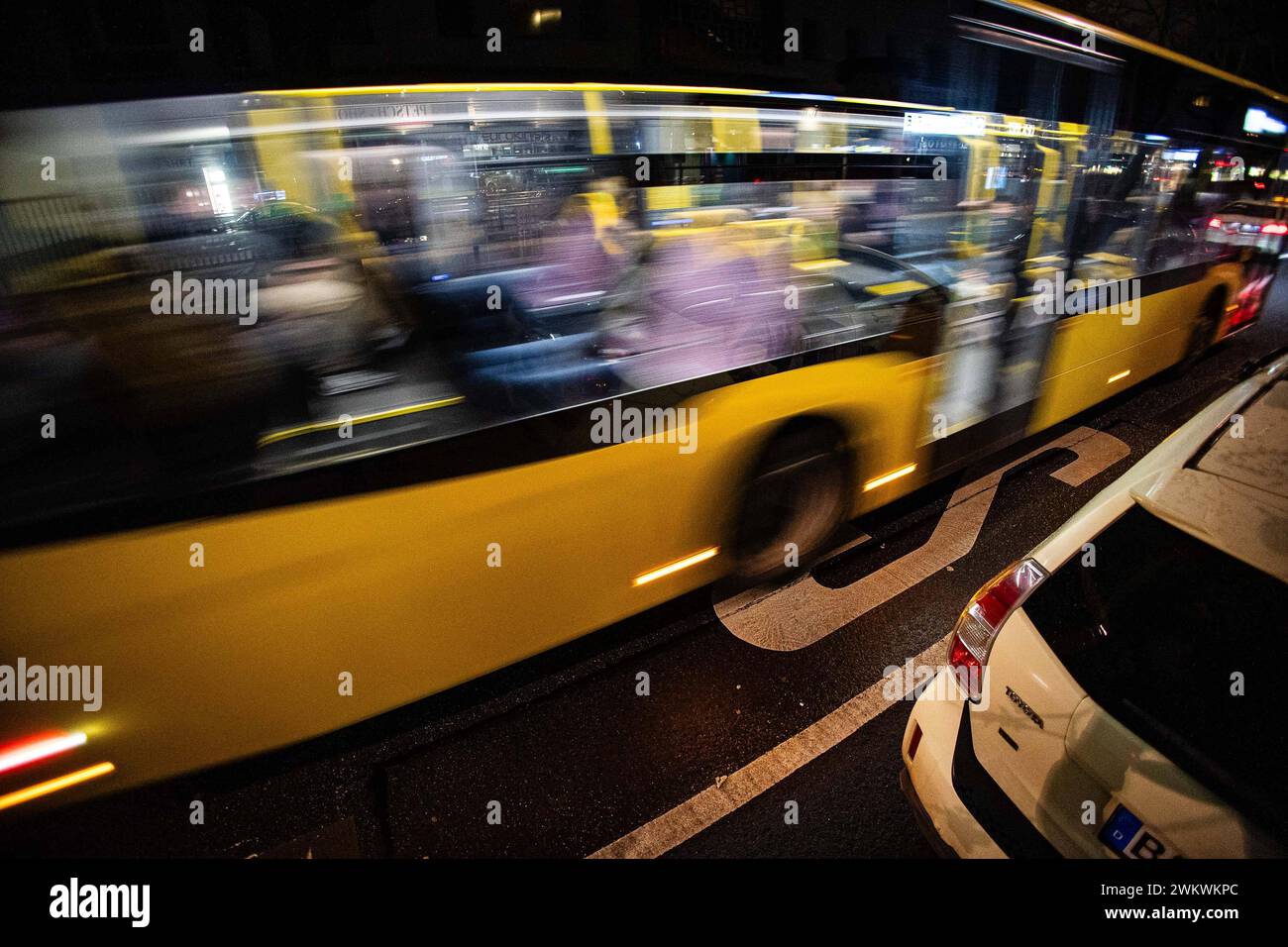 Ein Bus der Berliner Verkehrsbetriebe BVG auf einer Busspur am ...