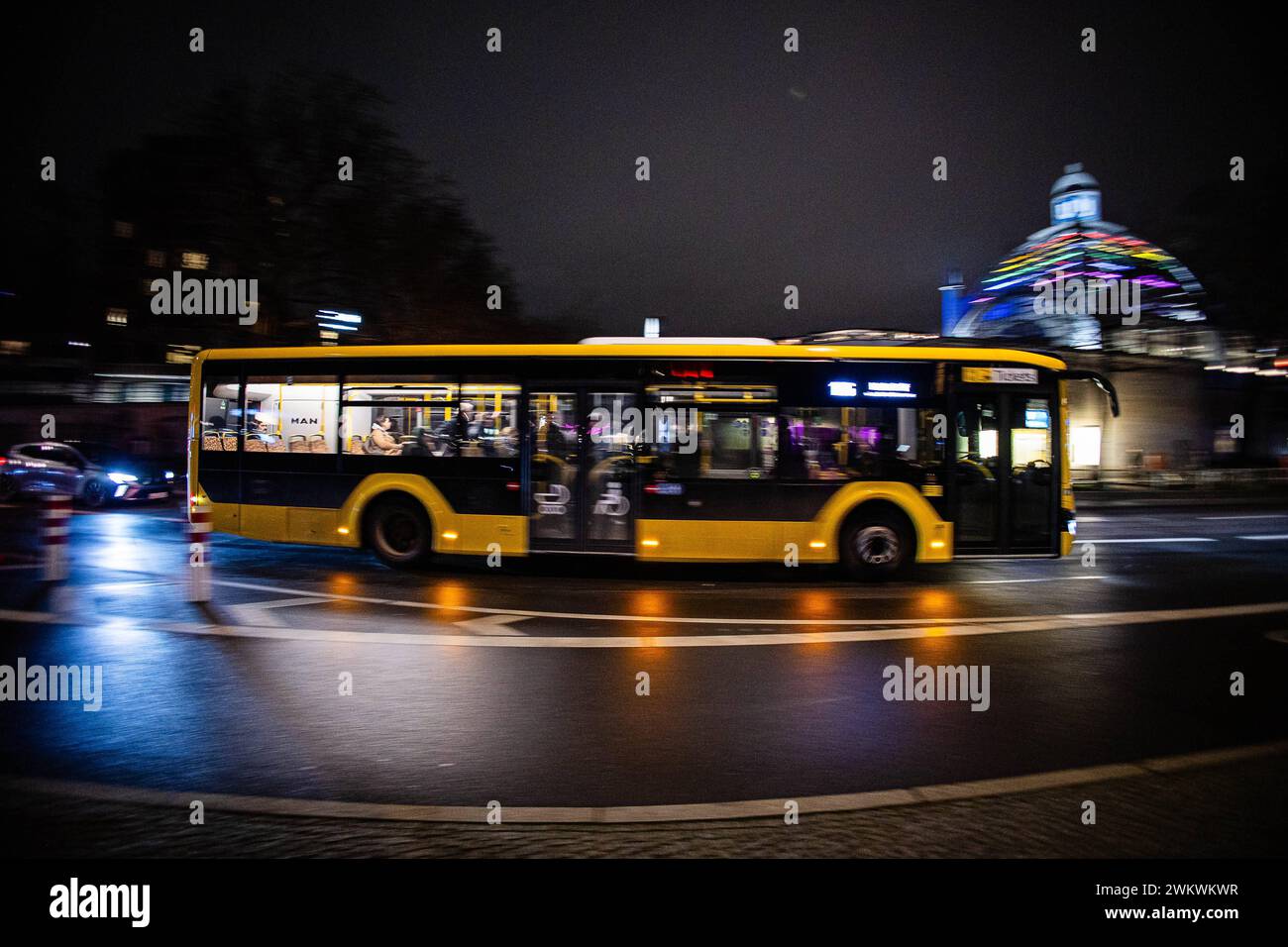 Ein Bus der Berliner Verkehrsbetriebe BVG am Nollendorfplatz am 22 ...