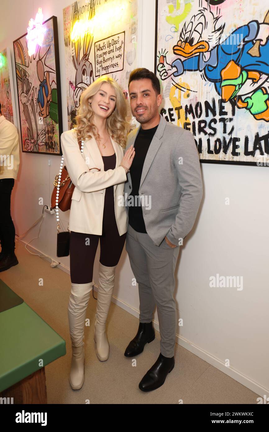 Louisa Kapitza mit Freund Jay Bermudez zu Gast bei der Vernissage von ...