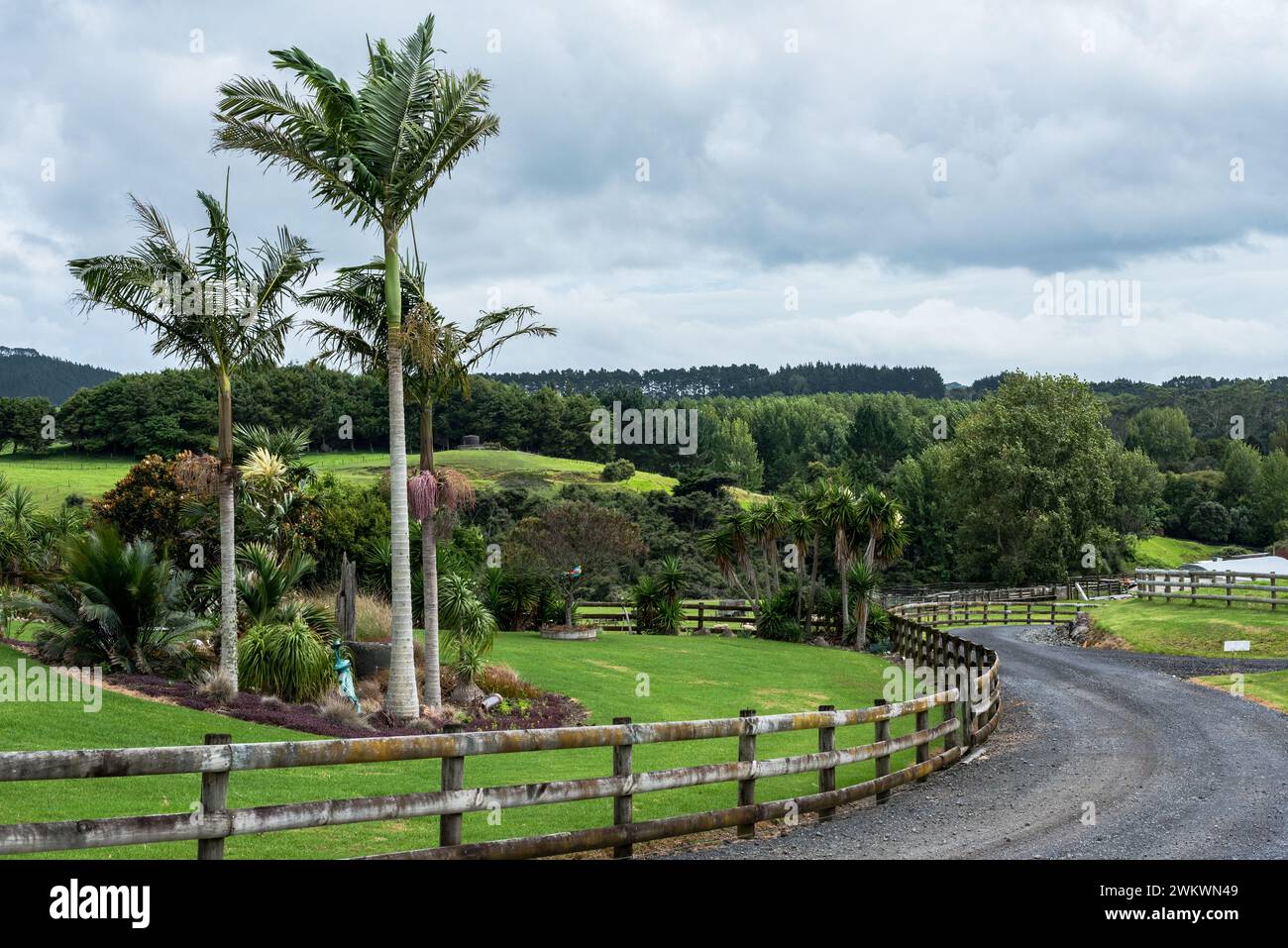 Path winding gravel garden hi-res stock photography and images - Alamy