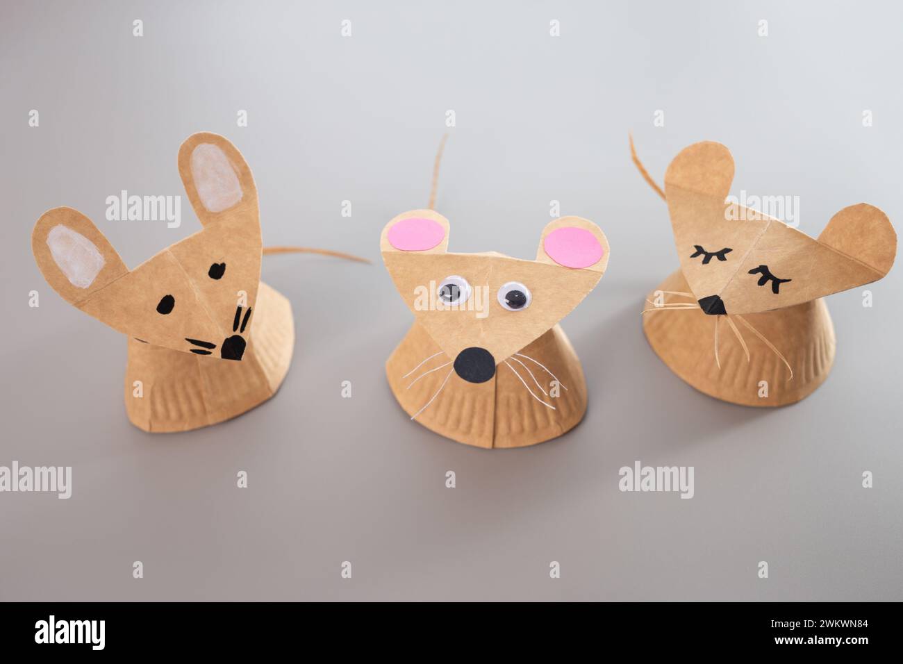 how to make a paper plate mouse craft Stock Photo - Alamy