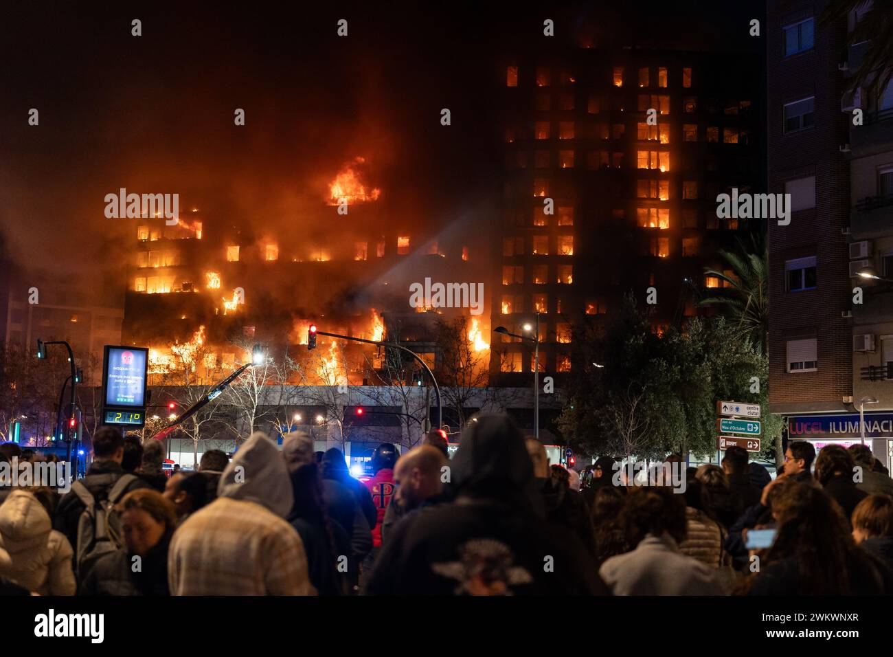 Fire disaster crowd hi-res stock photography and images - Alamy