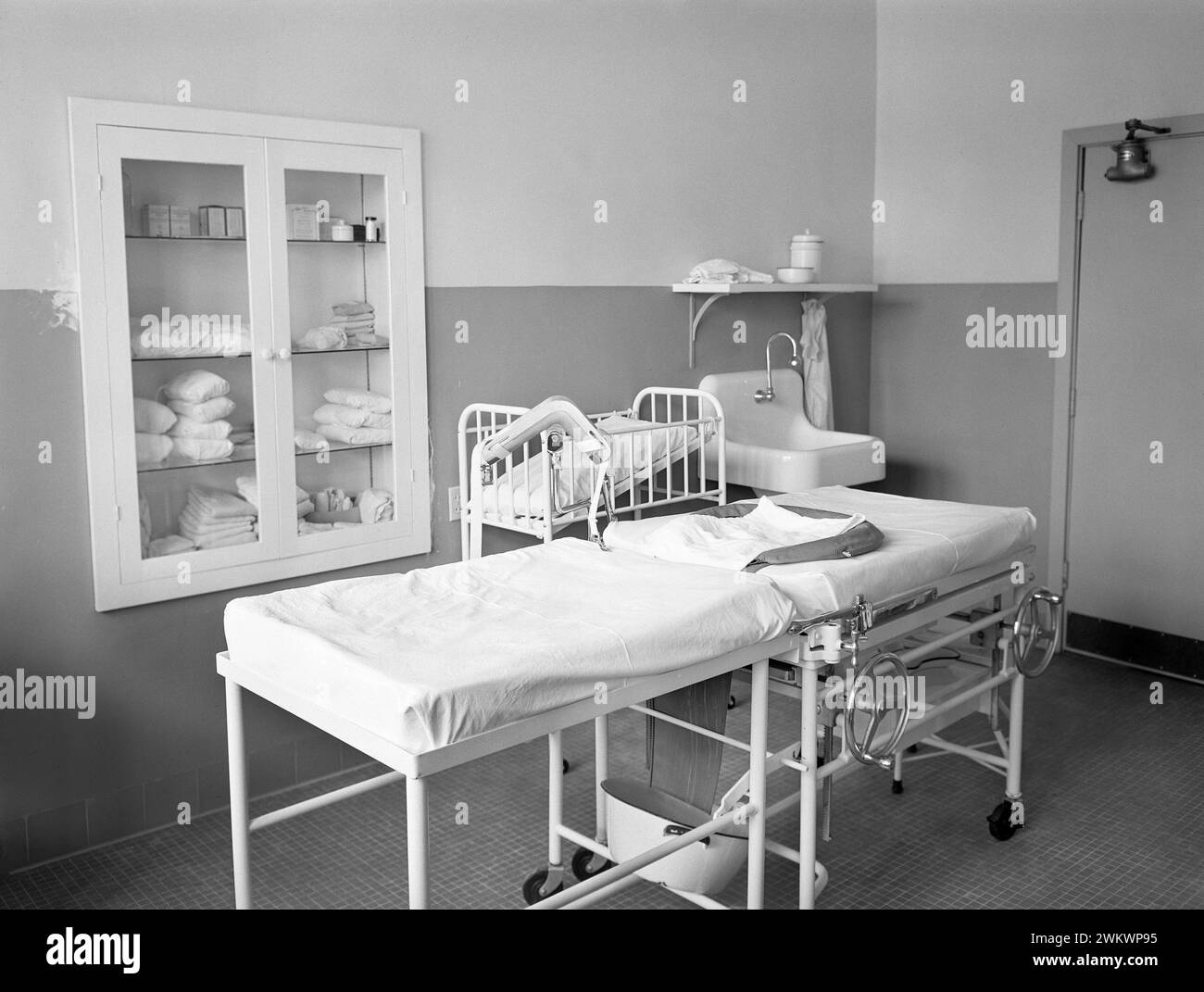 Vintage hospital delivery room hi-res stock photography and images - Alamy
