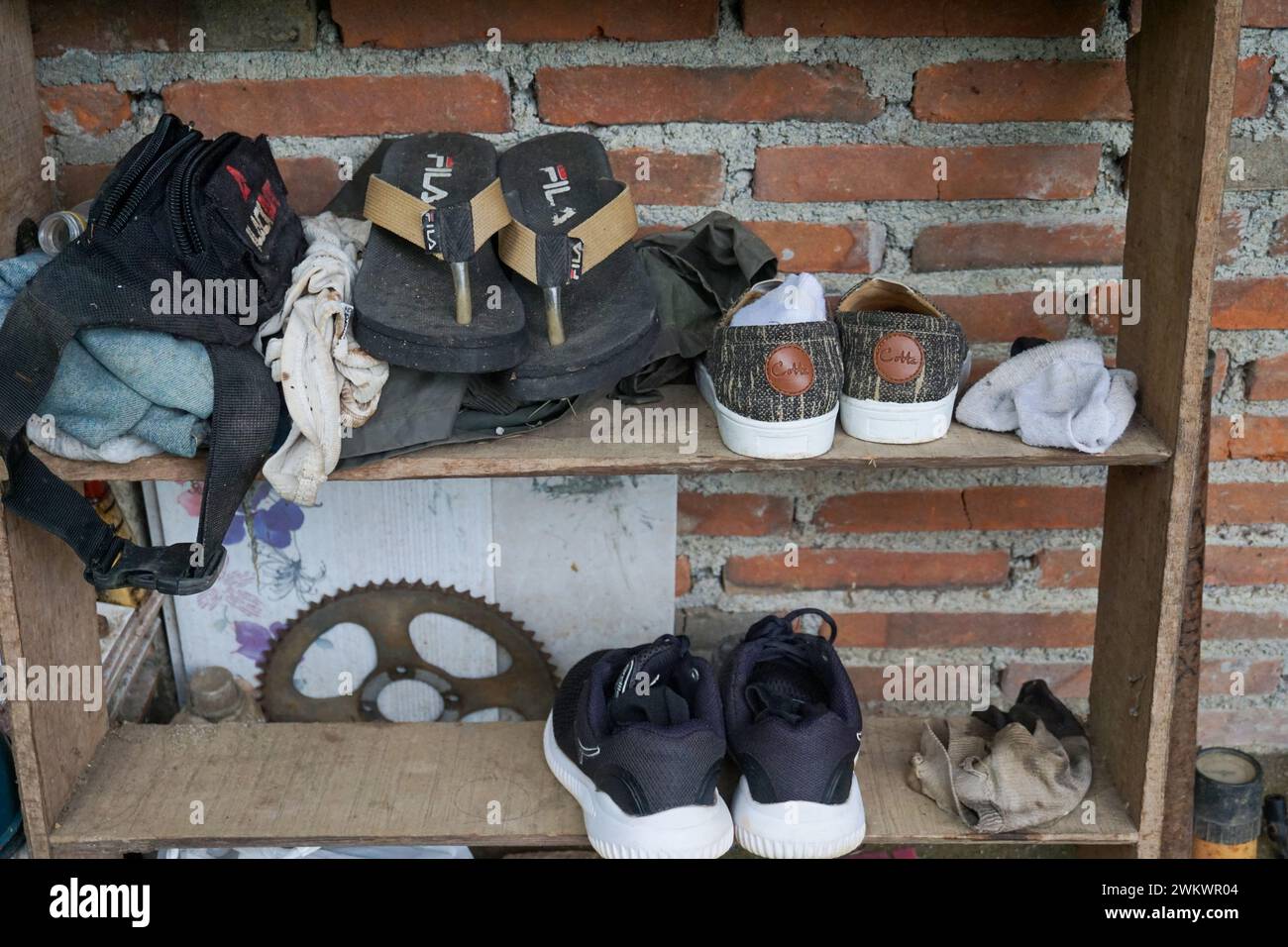 Shoes sport isolated icon hi-res stock photography and images - Alamy