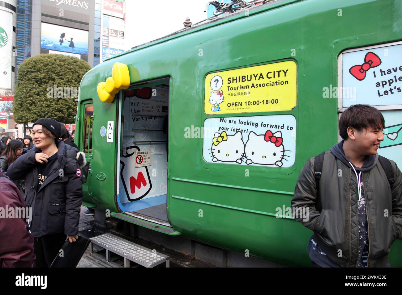 Shibuya scrambles crossings hi-res stock photography and images - Alamy