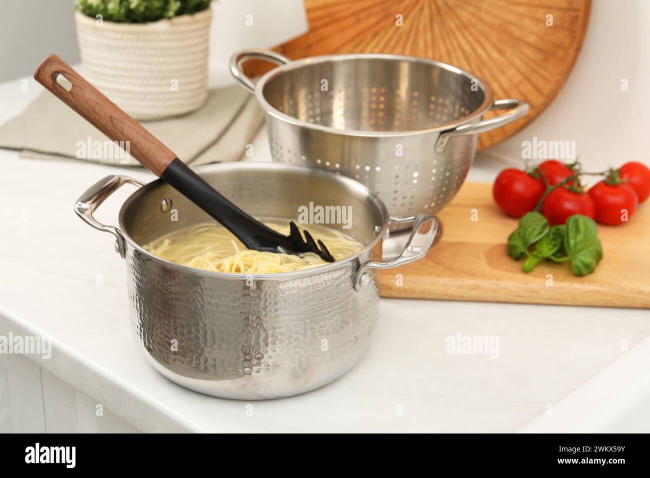 Spaghetti pasta in pot water hi-res stock photography and images - Alamy