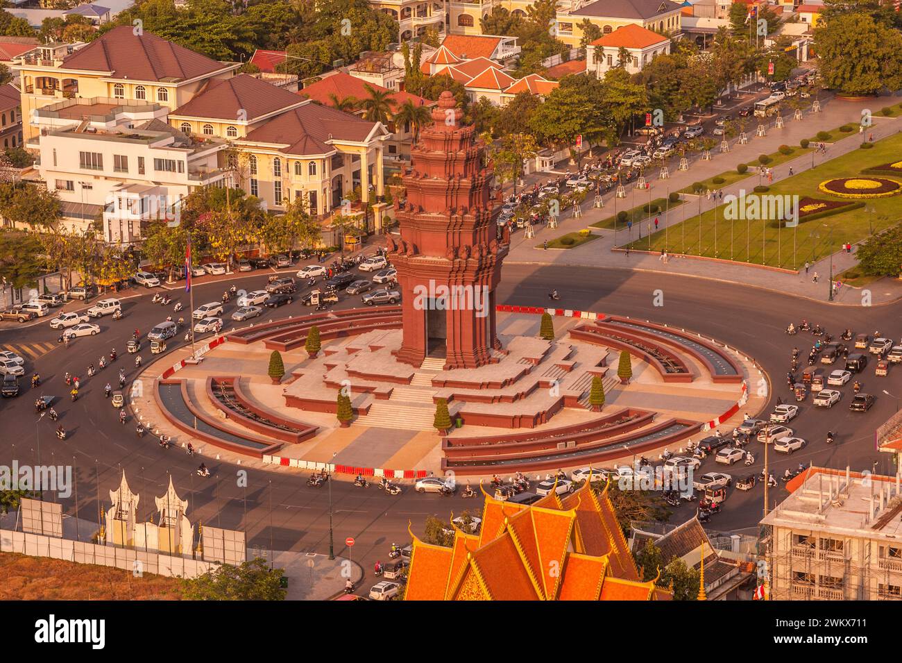 Independence Monument, traffic circle / roundabout & city traffic ...