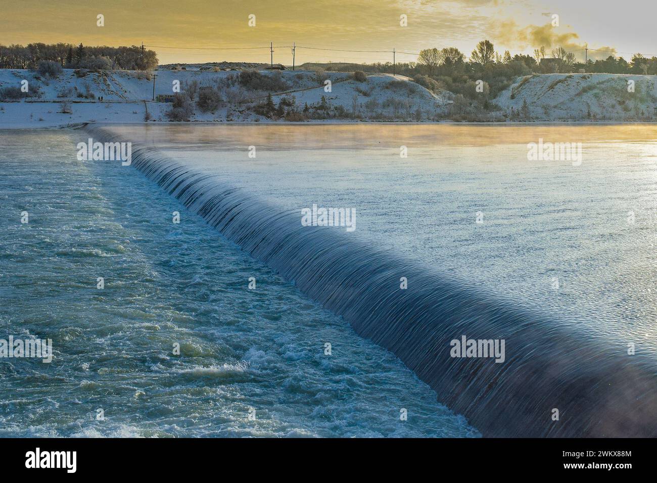 Water flowing over a weir hi-res stock photography and images - Alamy