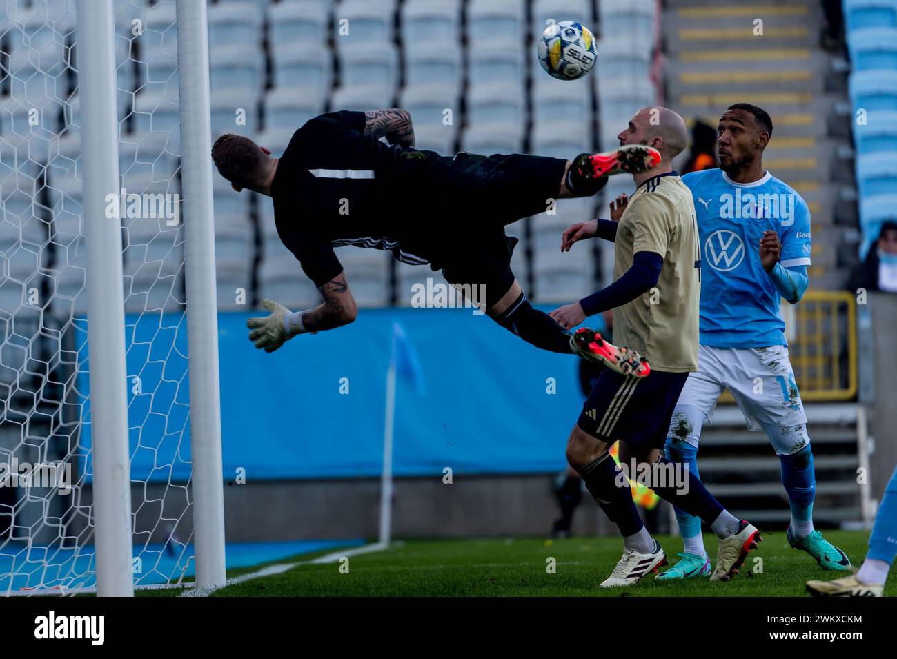 240217 Östers IFs målvakt Robin Wallinder och Malmö FFs Isaac Kiese ...