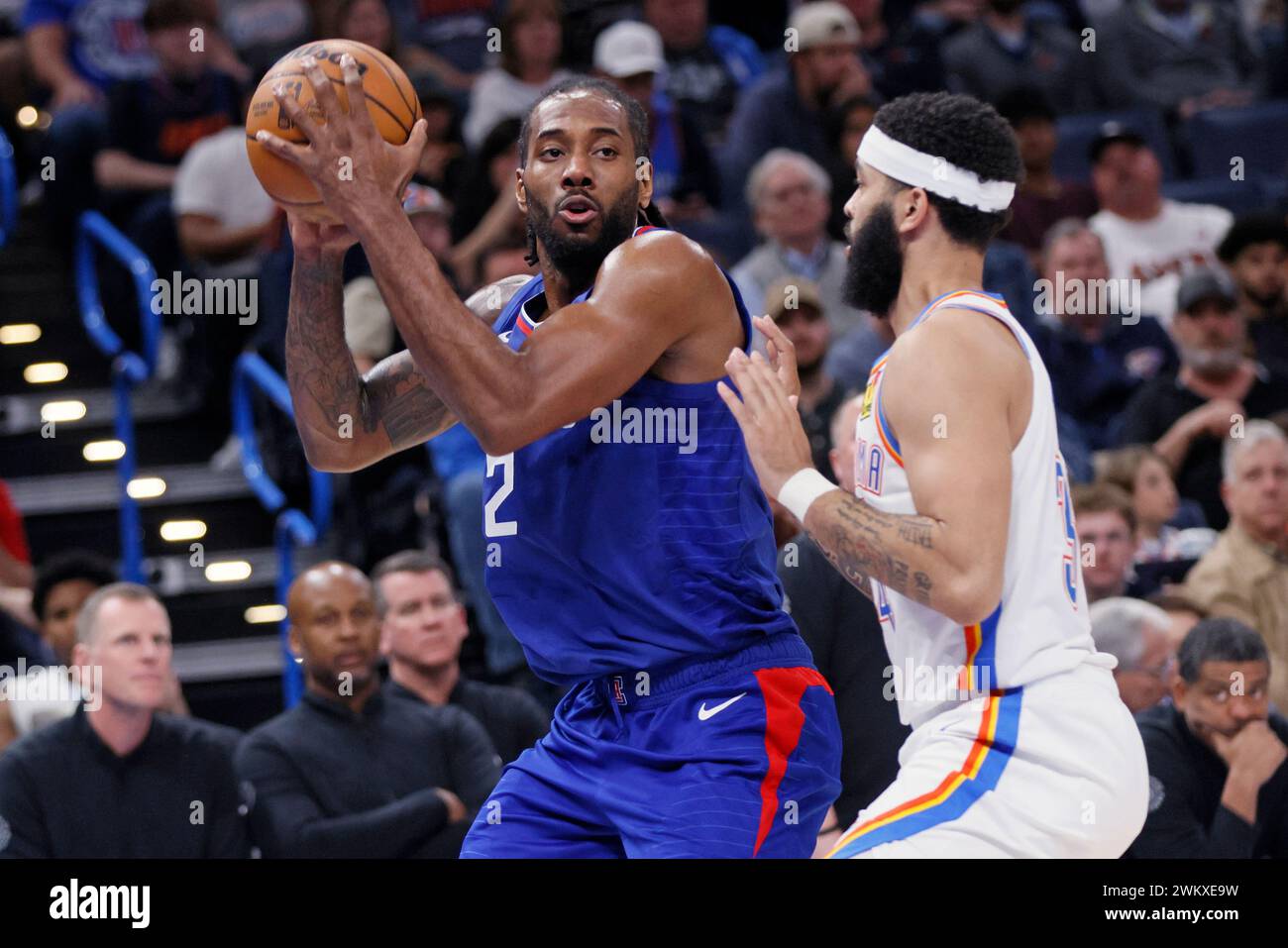 Los Angeles Clippers forward Kawhi Leonard (2) holds the ball as ...