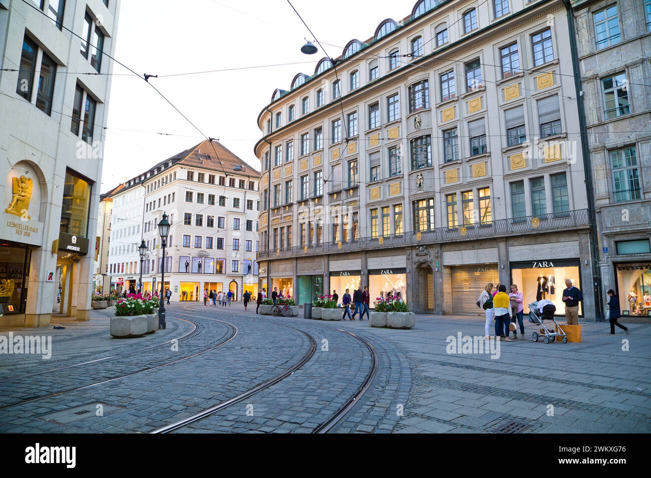 Shopping square crowded with people near Marienplatz square in Munich ...