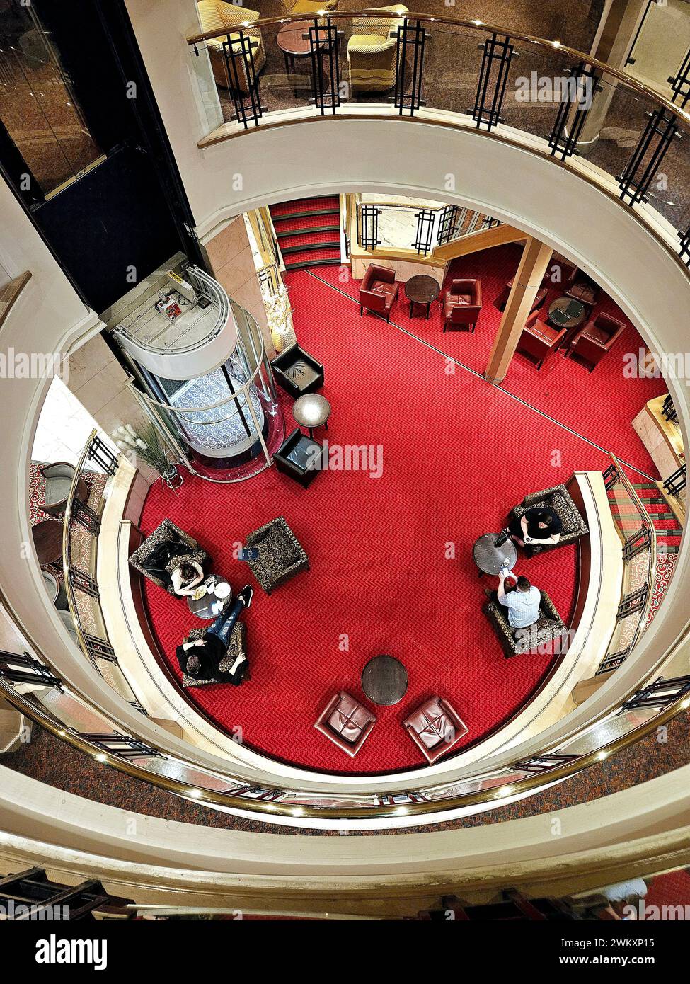 Atrium seating hi-res stock photography and images - Alamy