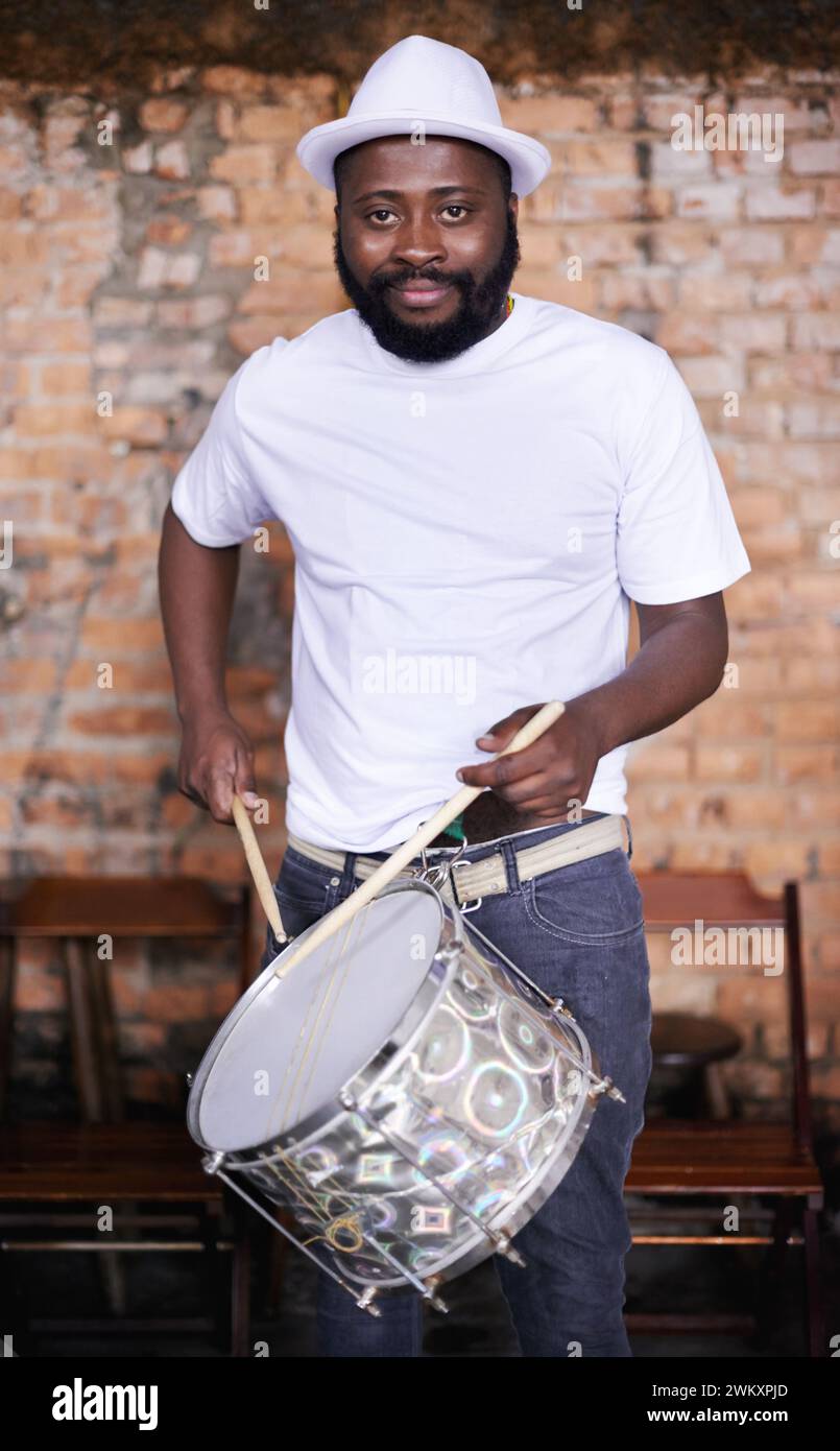 Black male performer hi-res stock photography and images - Alamy