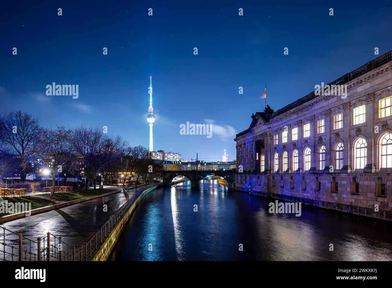 River spree canal bode museum dusk hi-res stock photography and images ...