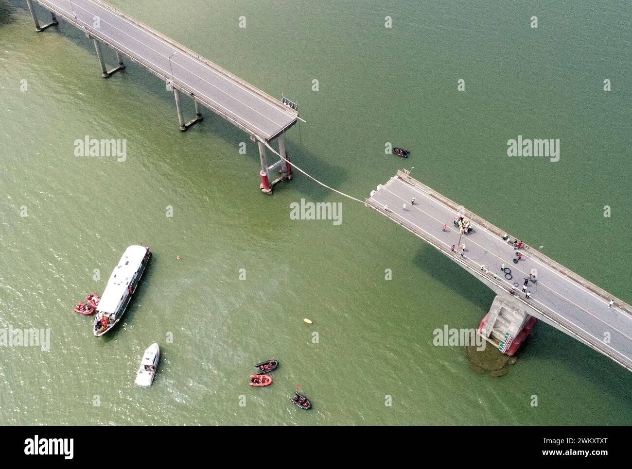 Container ship accident hi-res stock photography and images - Alamy