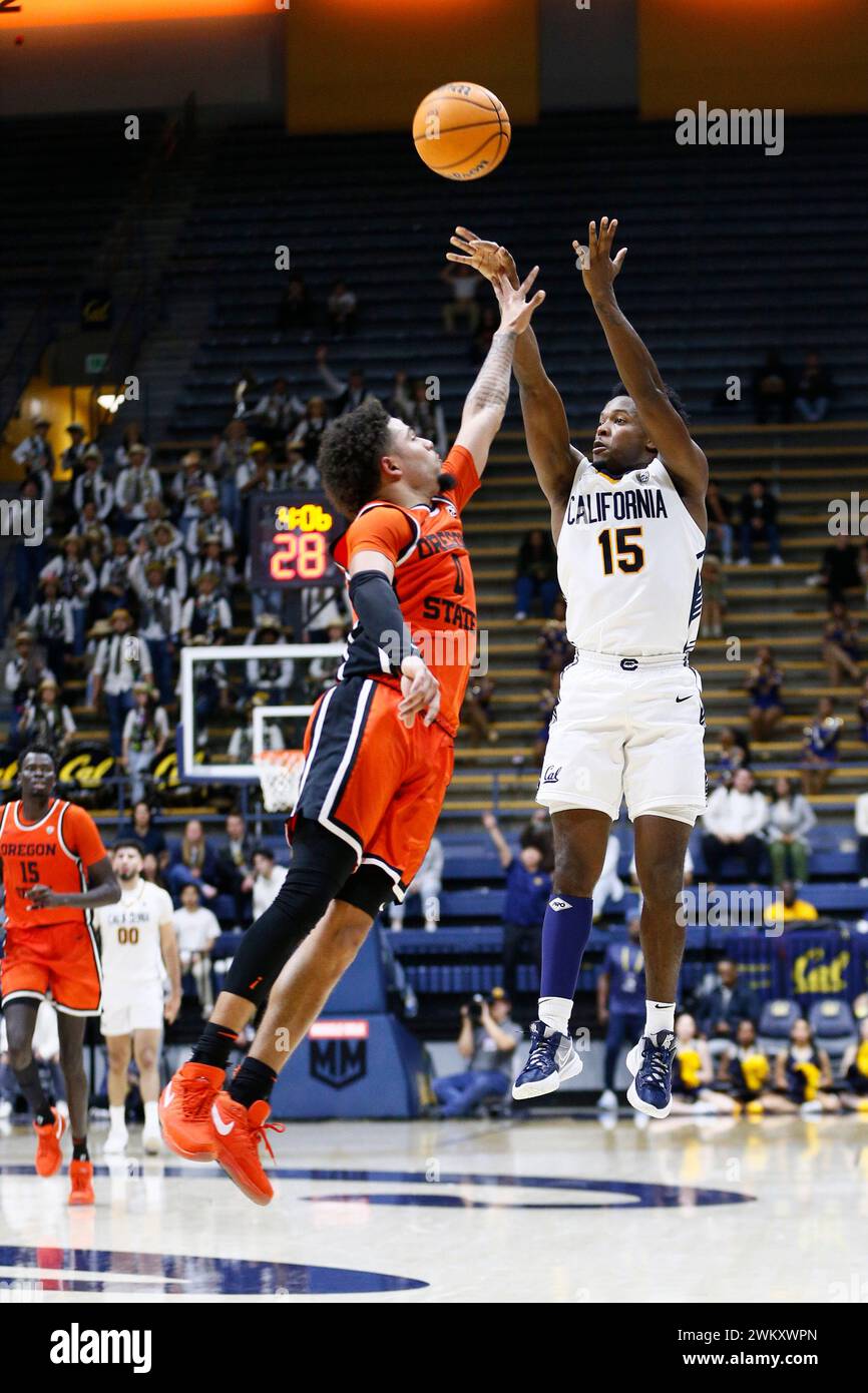 California guard Jalen Cone (15) scores a 3-pointer against Oregon ...