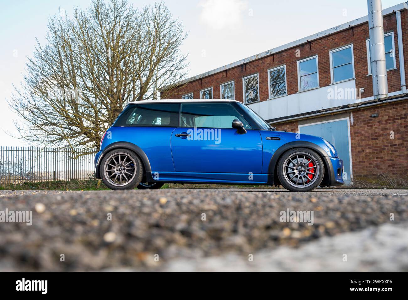 Mini cooper s 2002 hi-res stock photography and images - Alamy