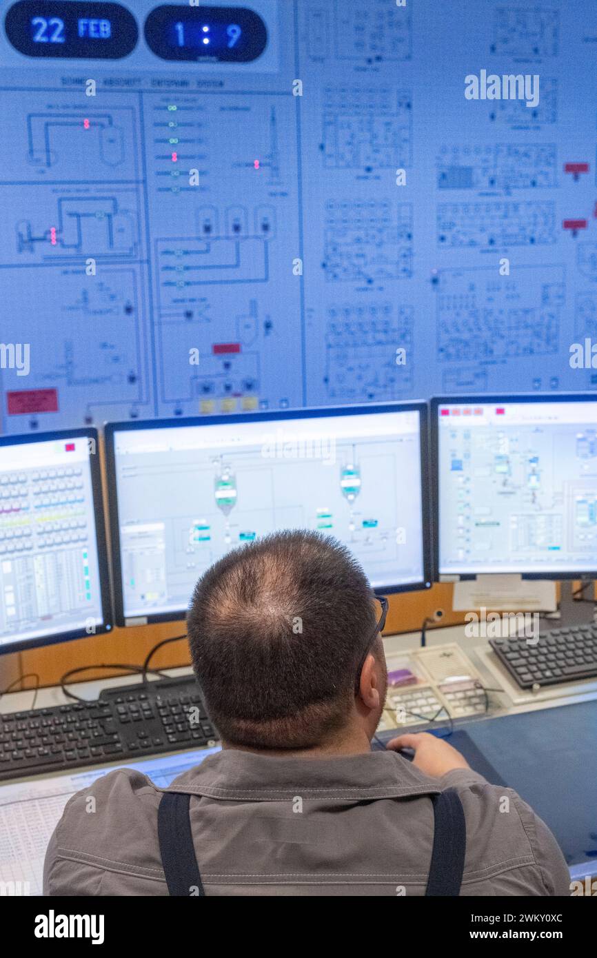 Kontrollzentrum in der Produktion von LyondellBasell im Werk Wesseling ...