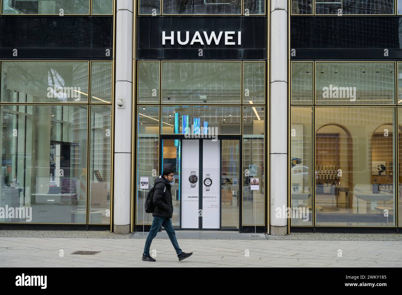 Huawei store hi-res stock photography and images - Alamy