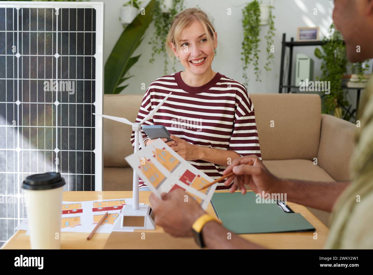 Indian woman install solar panel hi-res stock photography and images ...