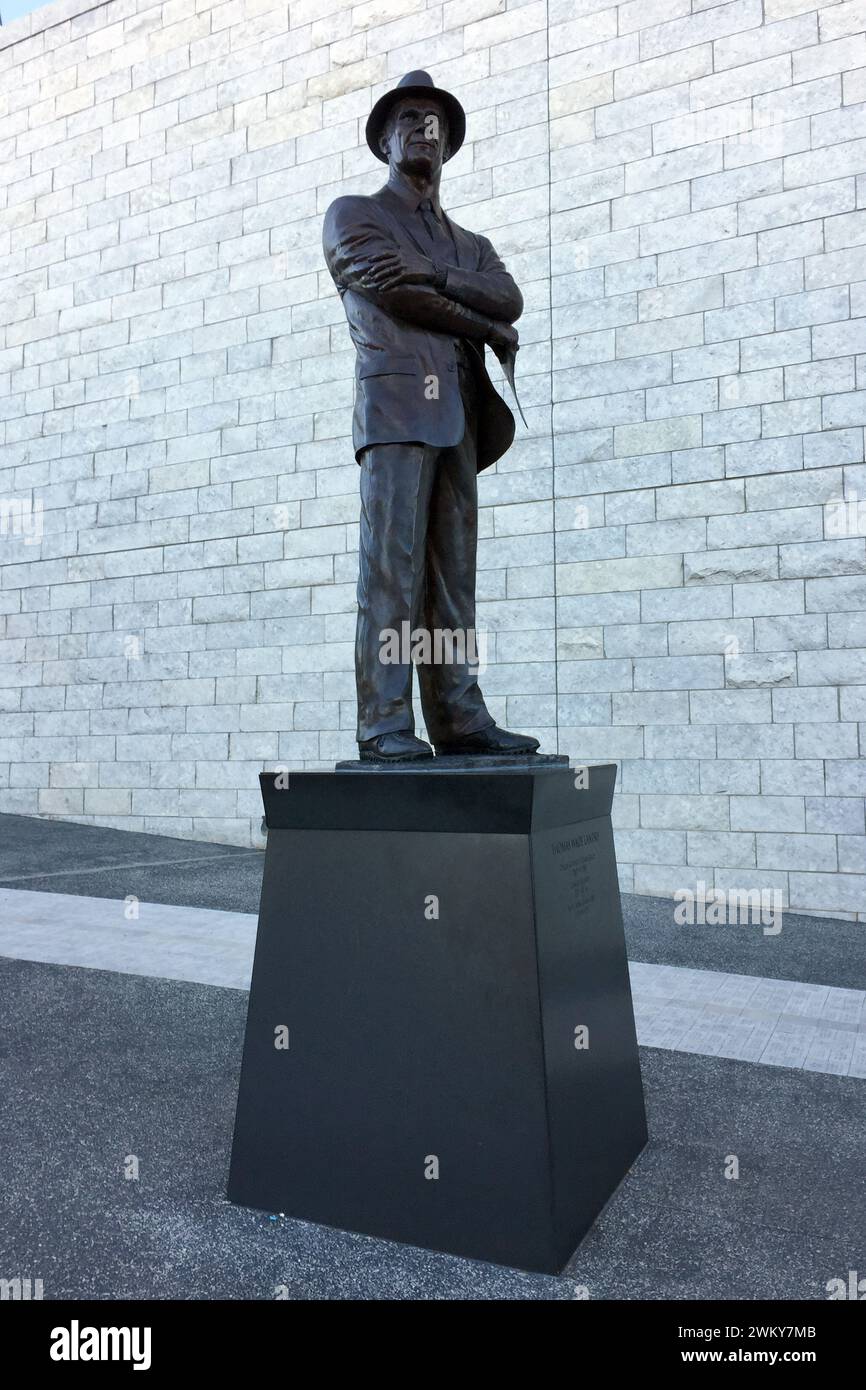 A statue of former Dallas Cowboys coach Tom Landry at AT&T Stadium ...