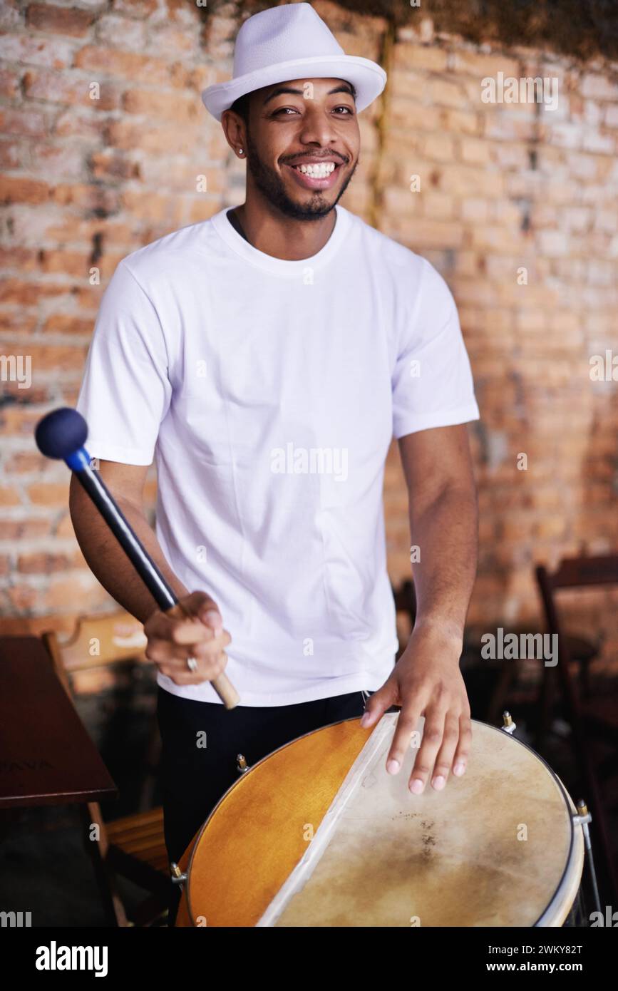 Man banging drum hi-res stock photography and images - Alamy