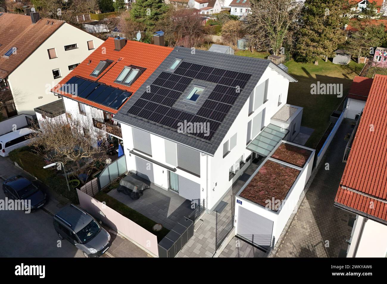 Photovoltaikanlage einfamilienhaus hi-res stock photography and images ...