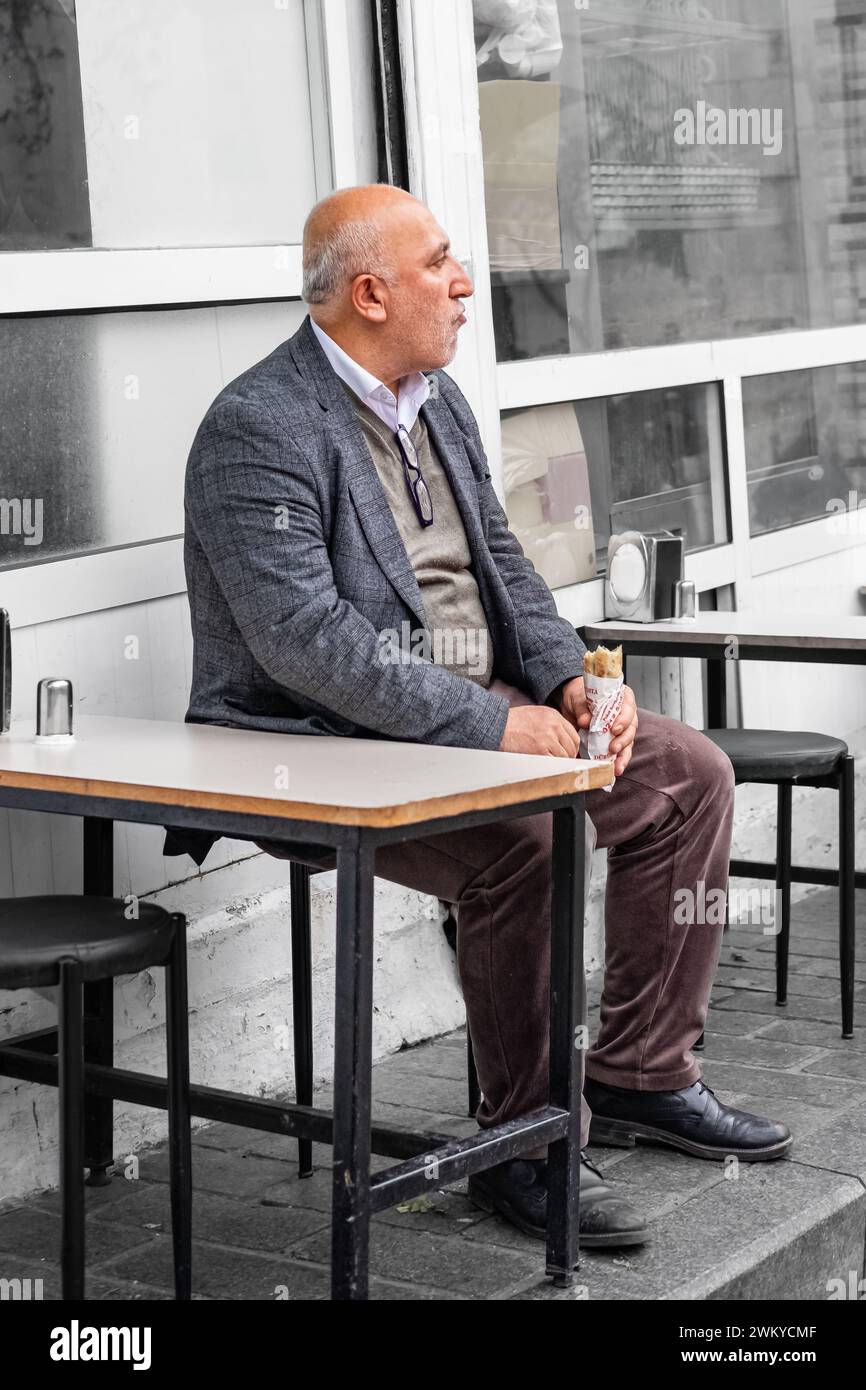 Man sitting alone at dinner table hi-res stock photography and images ...