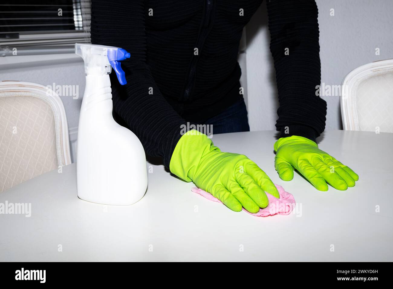 Using spray bottle cleaning table hi-res stock photography and images ...