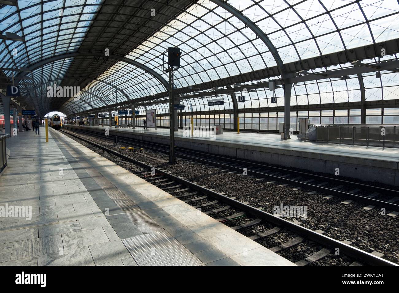 Leere bahnsteig hi-res stock photography and images - Alamy