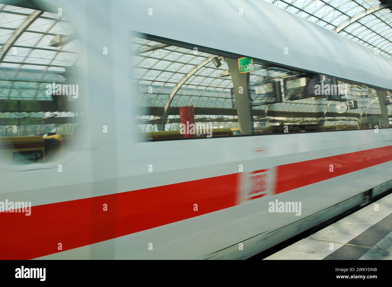 Db bahnsteig hi-res stock photography and images - Alamy