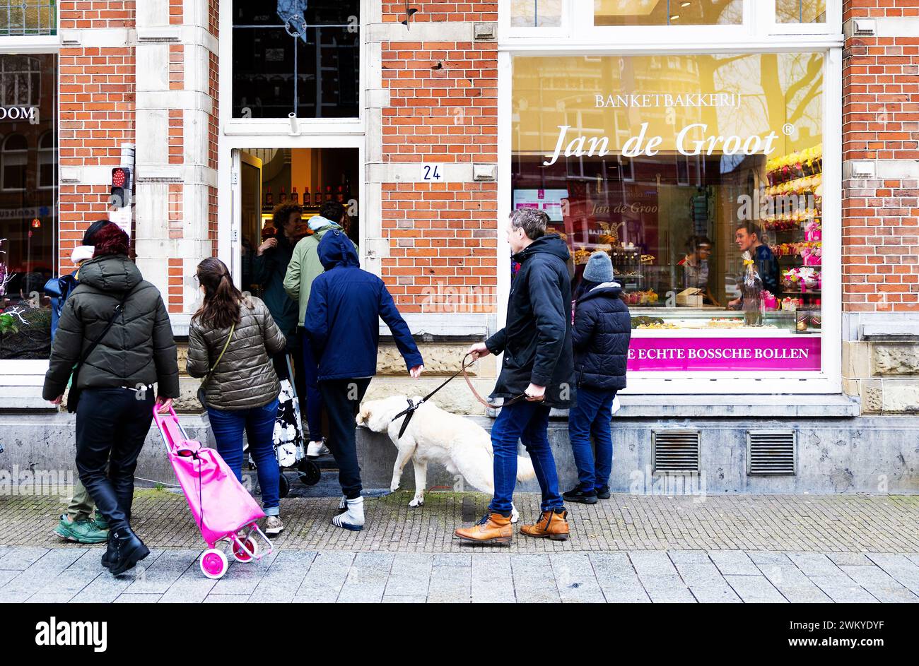 DEN BOSCH - People are queuing at Banketbakkerij Jan de Groot where ...