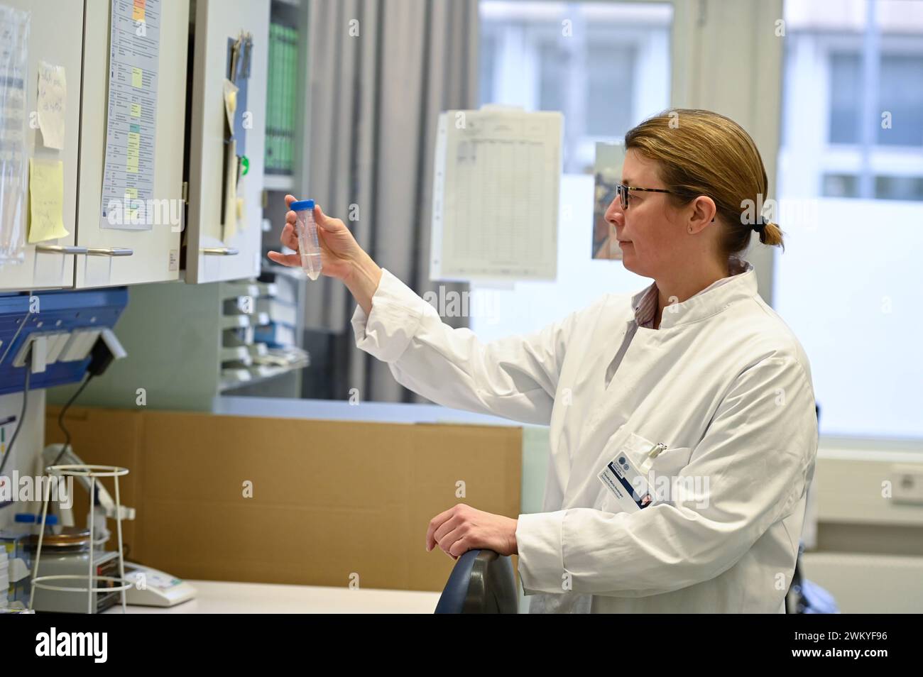 Infektionsforscherin Claudia Denkinger am 19.02.2024 im Labor des ...