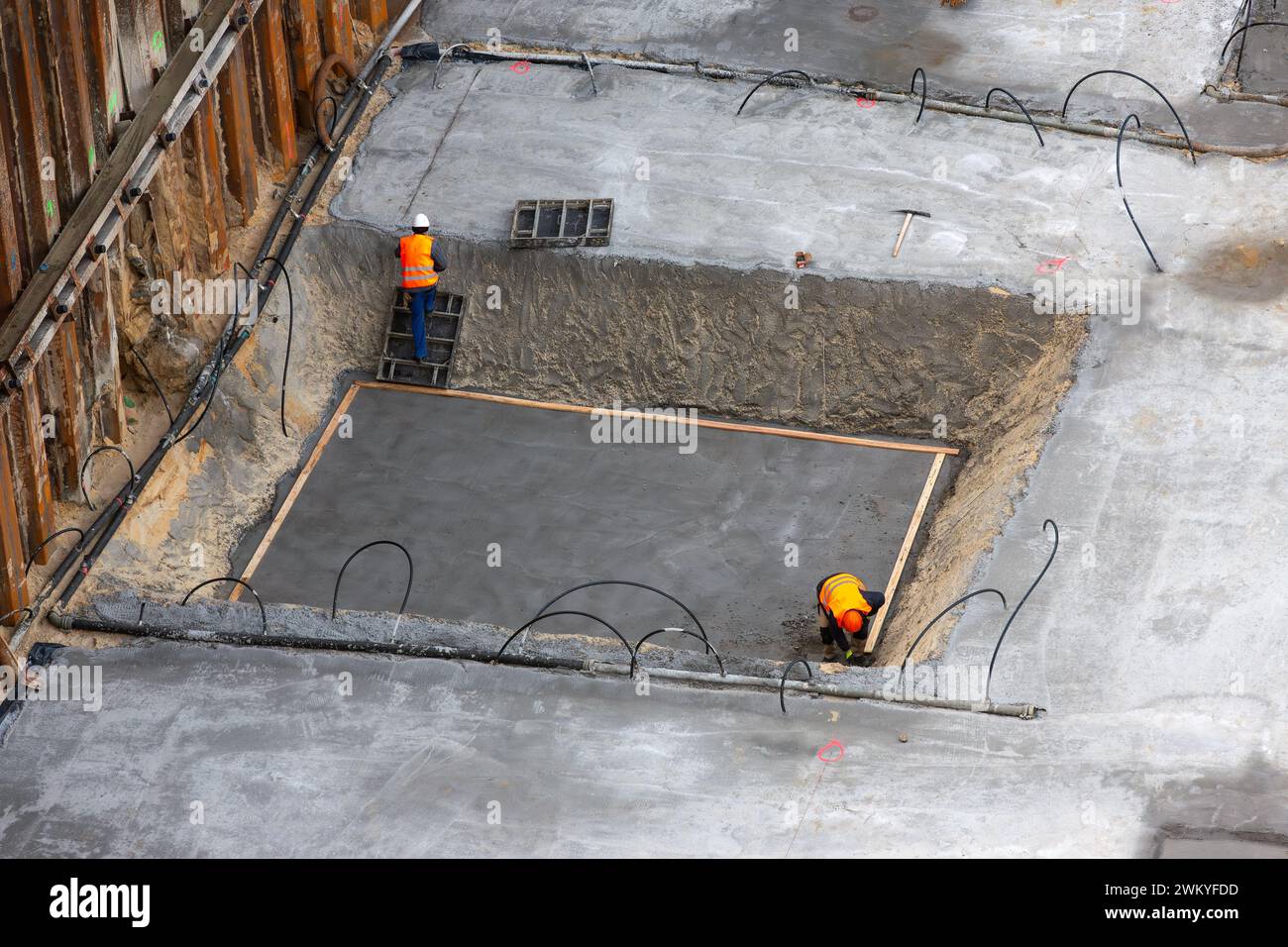 Workers pouring concrete construct hi-res stock photography and images ...