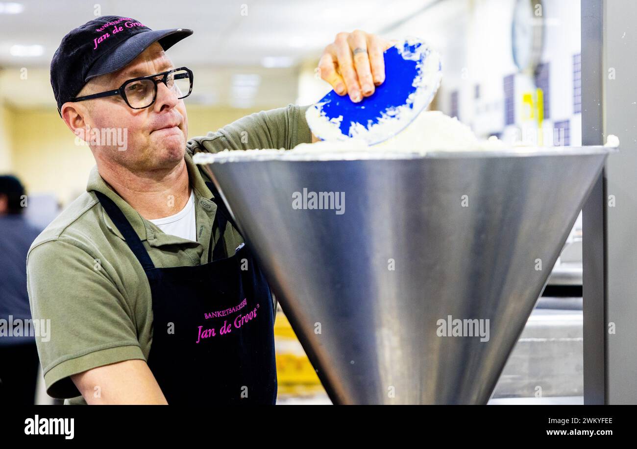 DEN BOSCH - Whipped cream is refilled in the bakery of Banketbakkerij ...