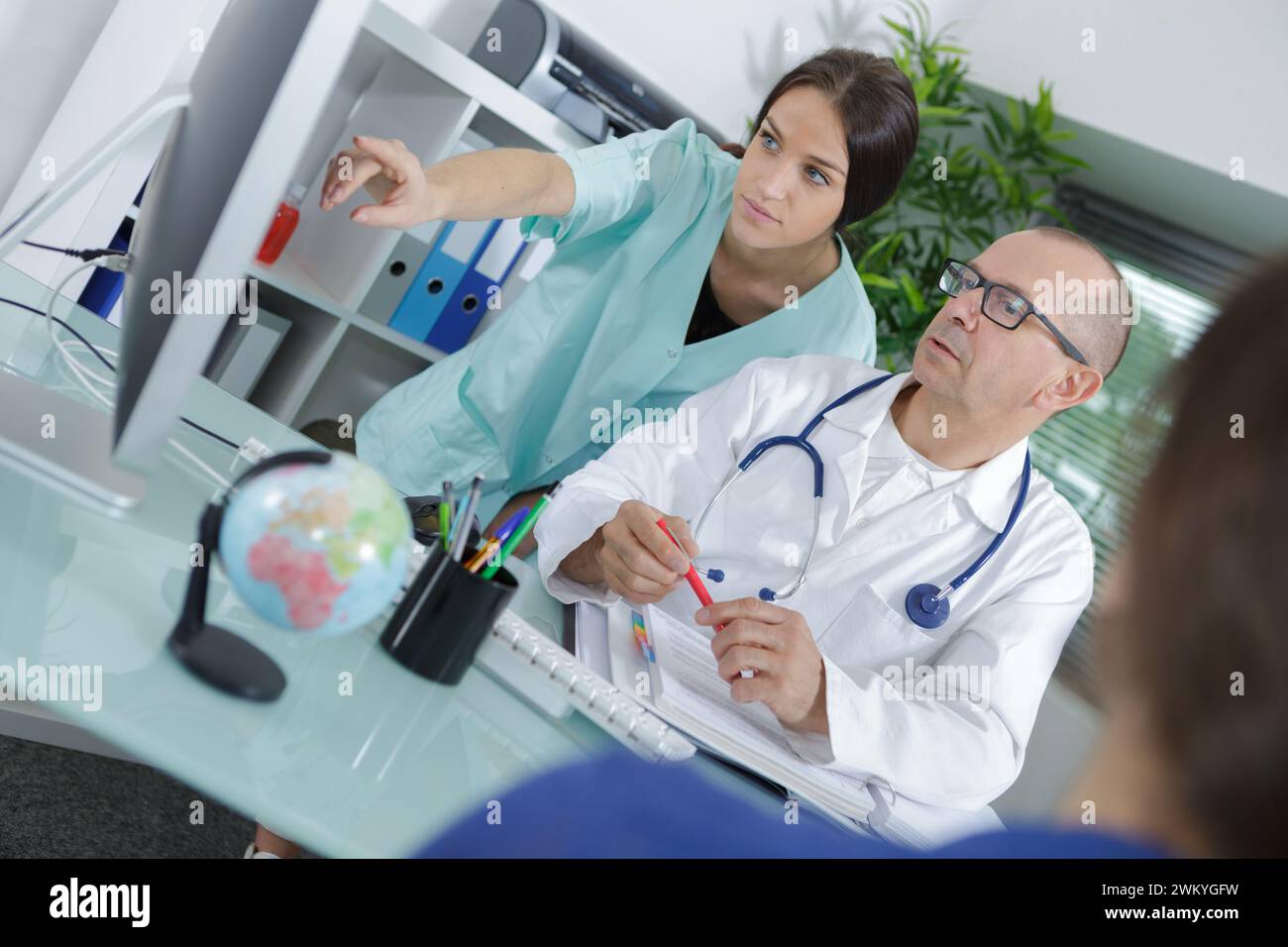 doctor and nurse to check charts Stock Photo - Alamy