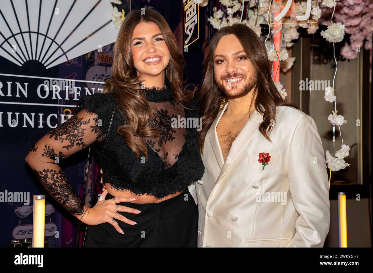 Farina Opoku und Riccardo Simonetti bei der Shibuya Crossing Party im ...