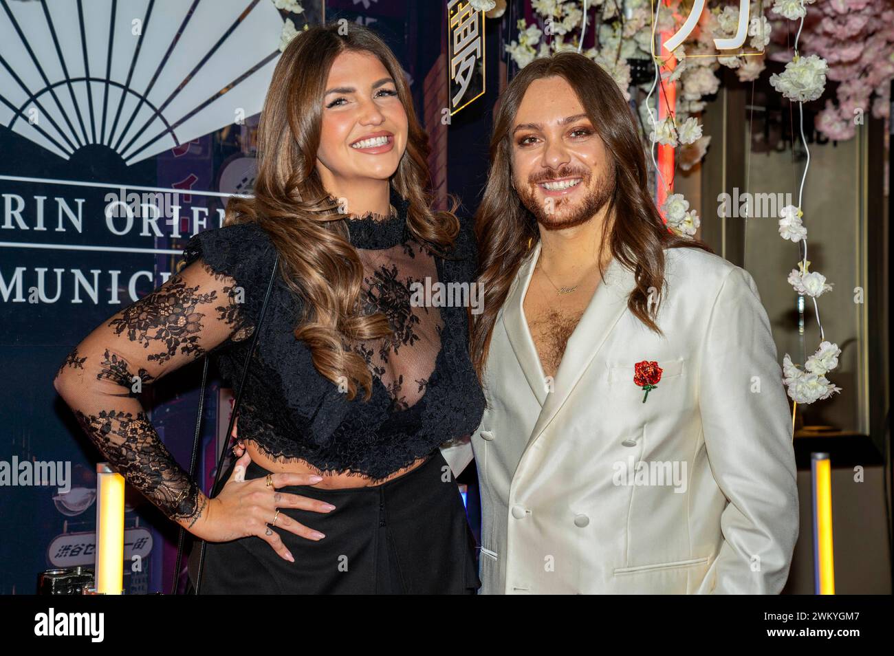 Farina Opoku und Riccardo Simonetti bei der Shibuya Crossing Party im ...