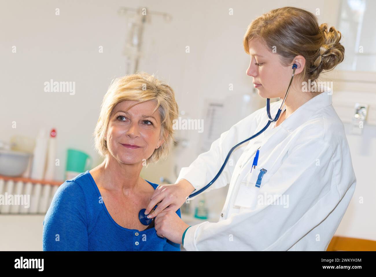 woman nurse is counting heart rate Stock Photo - Alamy