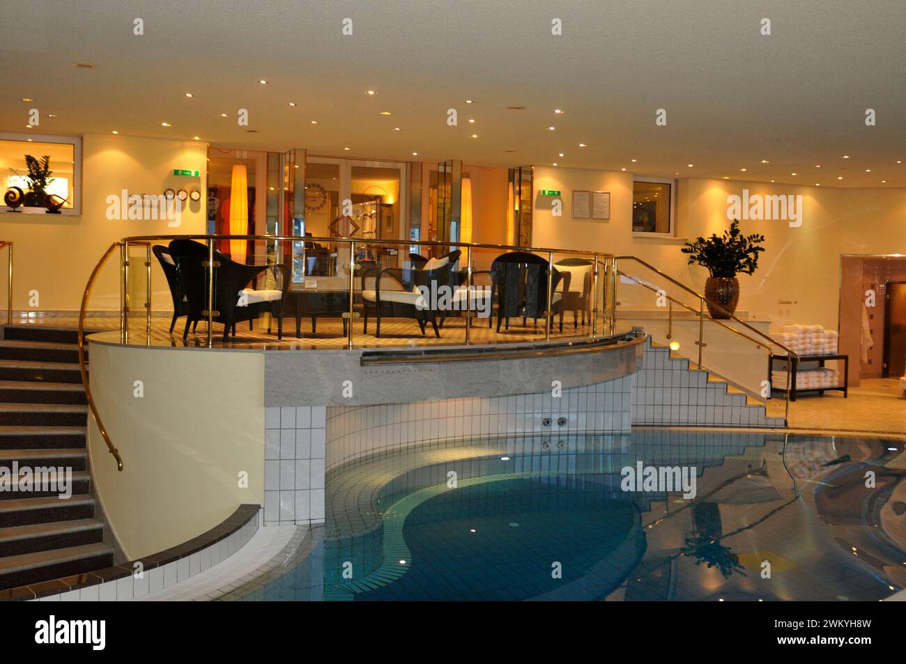 Die Inneneinrichtung des Aureus Spa Indoor Pools | Interior design of ...